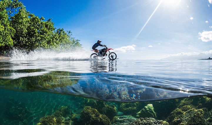 Stunt Rider Uses His Dirt Bike To Surf a Wave in Tahiti | My Modern Met