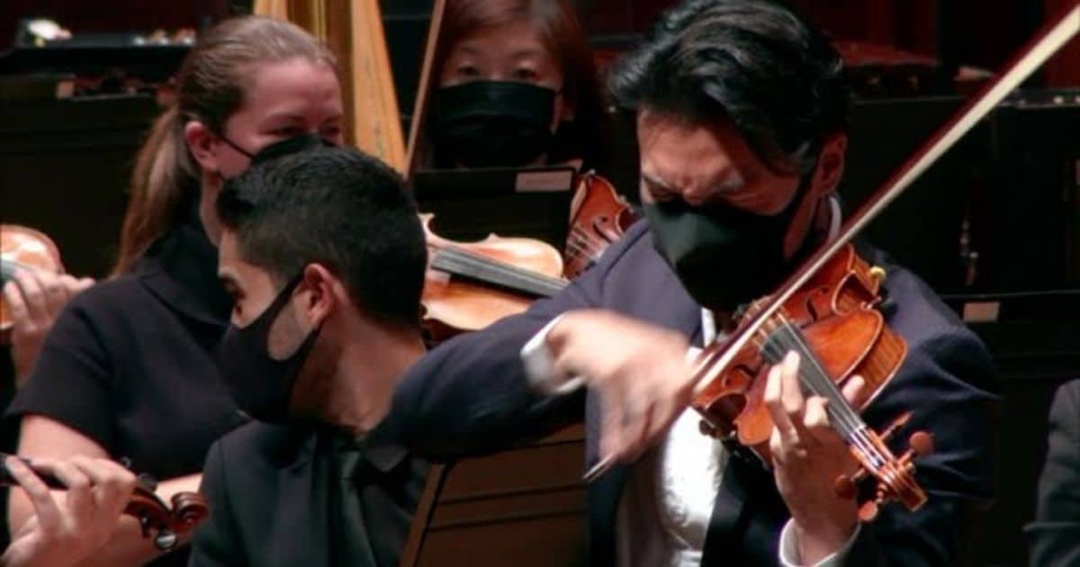 Expert Violinist Continues To Play Concerto Even With a Mid-Solo Broken ...