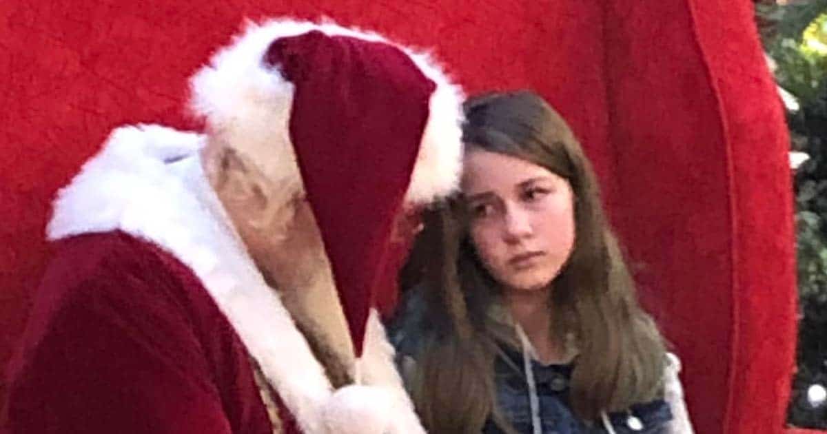 Caring Mall Santa Goes Above and Beyond to Comfort a Girl Feeling ...