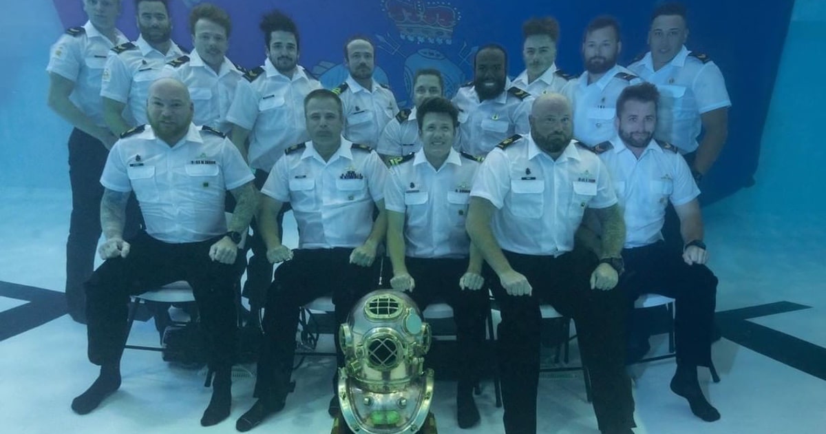 Canadian Naval Divers Celebrate Graduation With an Underwater Class ...