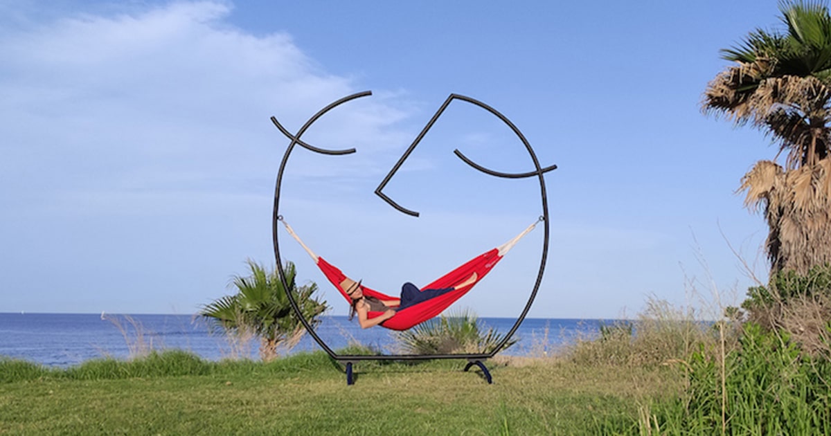 You Can Lie Back and Enjoy Life in This Smiley Face Hammock | My Modern Met