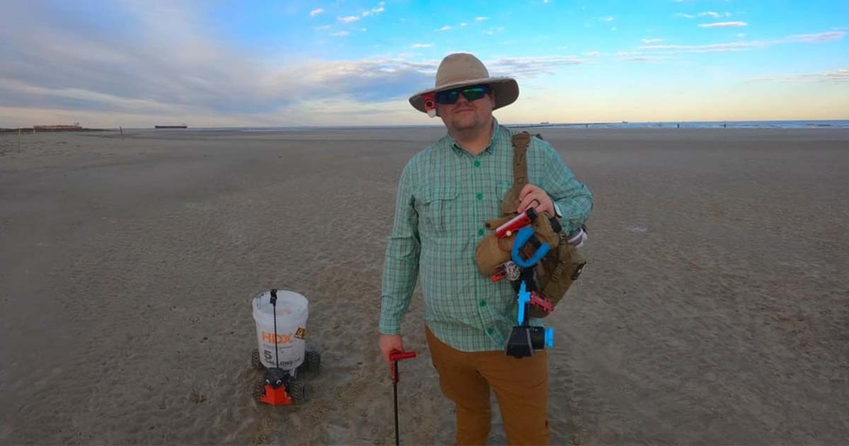 Man Cleans Up Beaches With Custom-Built Grabber and Remote-Controlled ...