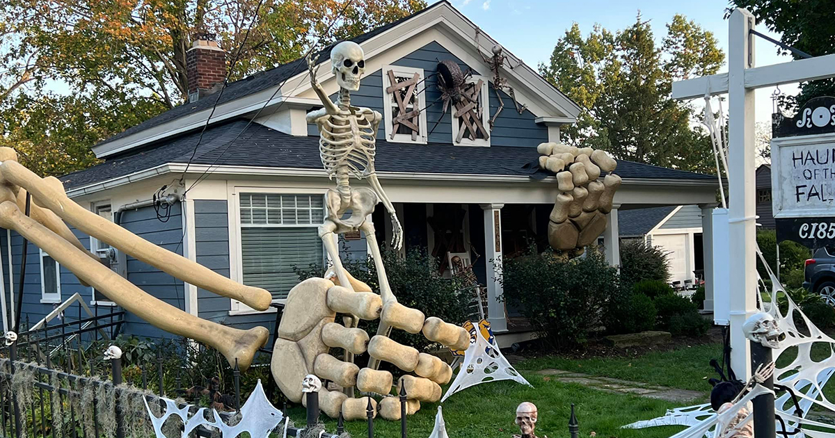 Guy Builds Massive Skeleton That Bursts From His Home for Halloween ...