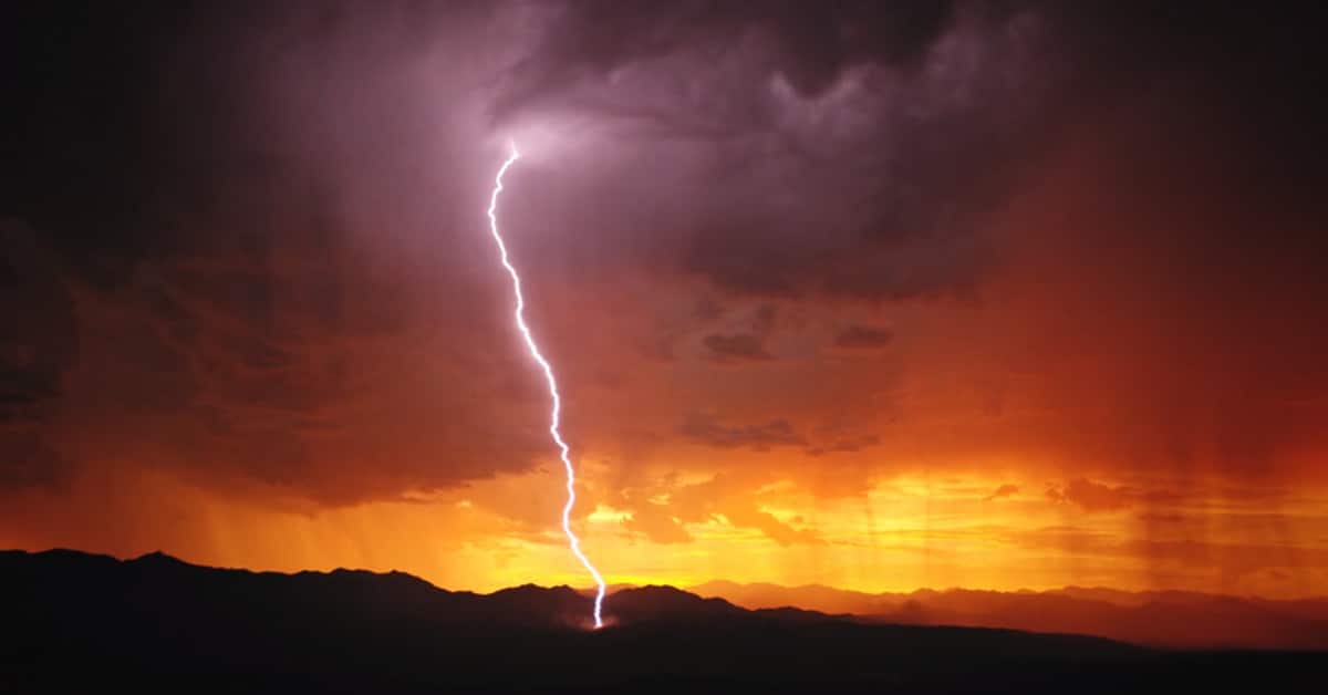 Storm Chaser Treks 20,000 Miles Capturing Lightning at 1,000 Frames Per ...