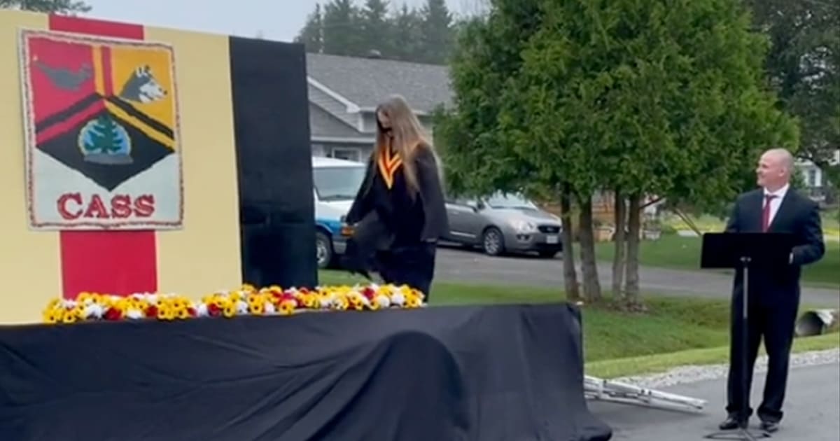 Teacher Builds Mobile Graduation Stage for His Students To Walk Across ...