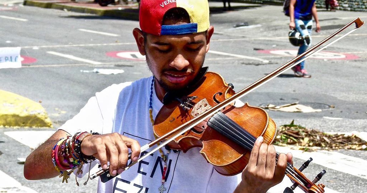 Self-Taught Violinist Becomes NYC Street Performer Wowing People With ...